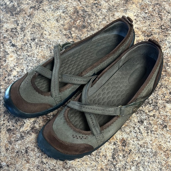 Clarks | Shoes | Clark Privo Flats With Velcro And Elastic Straps 1 M ...